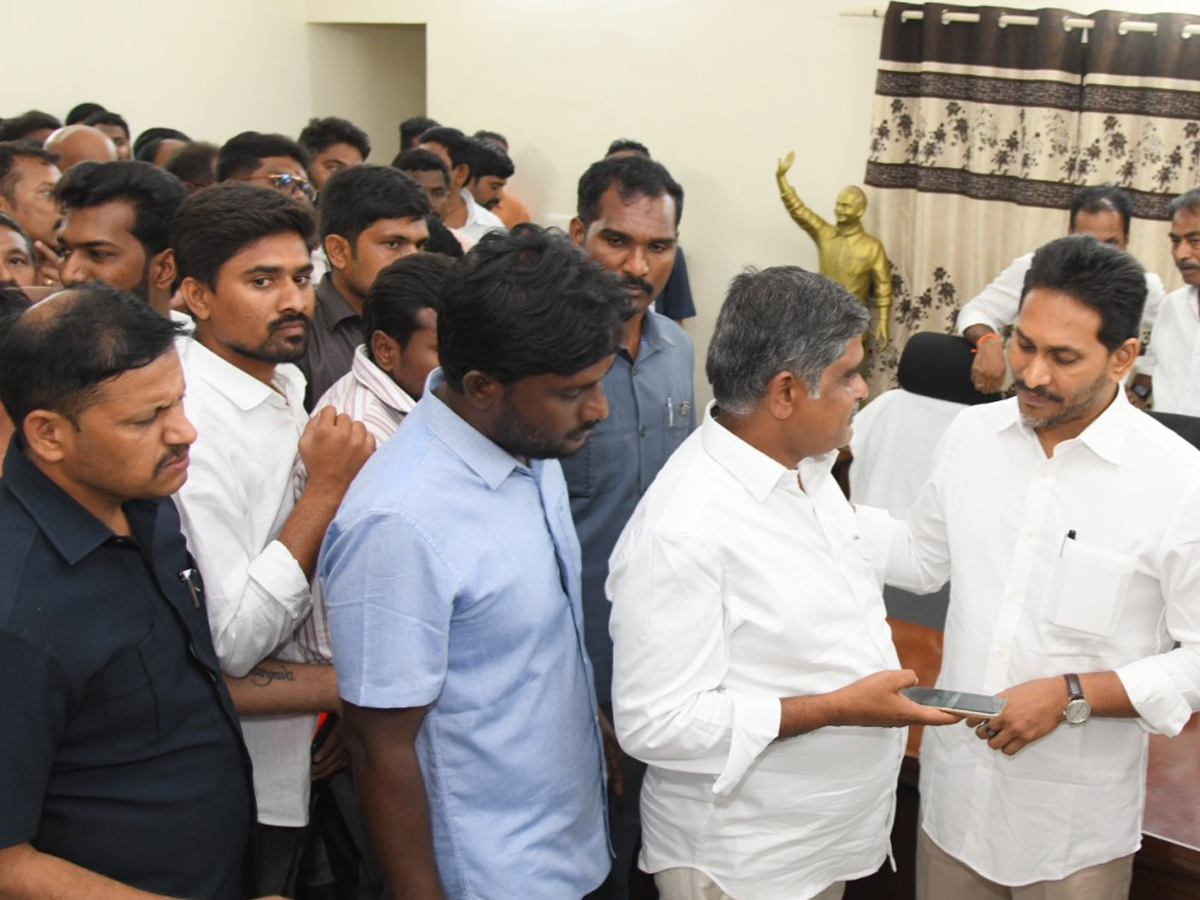 పులివెందులలో వైఎస్‌ జగన్‌.. పోటెత్తిన అభిమానం | ysrcp president ys jagan mohan reddy pulivendula ...